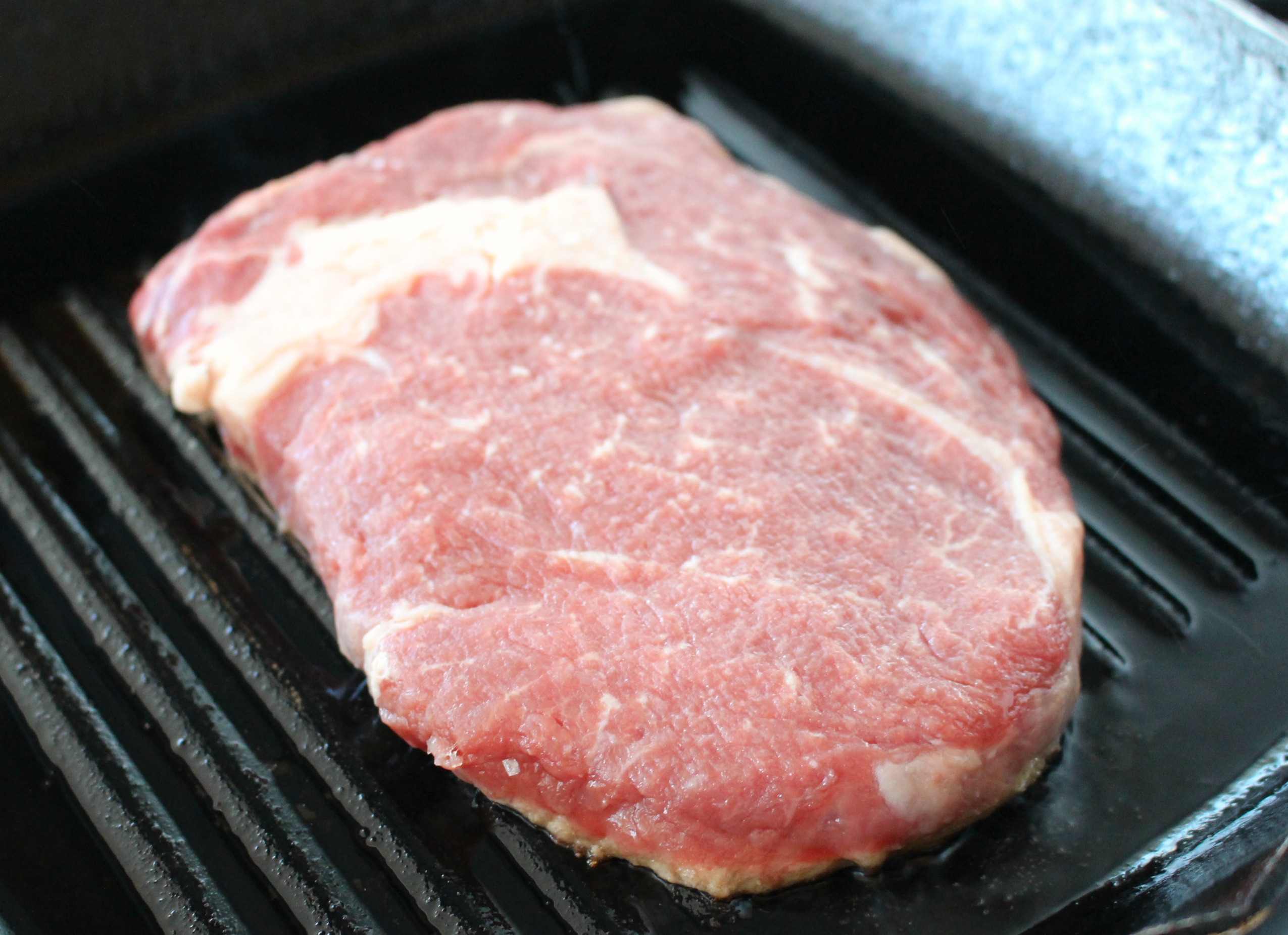 Buttery Lemon & Garlic Steak - thewonkyspatula.com