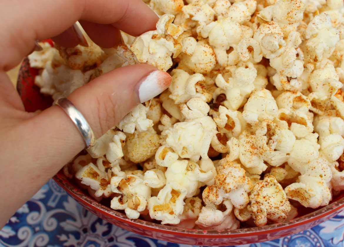 Smoky Chilli Popcorn - thewonkyspatula.com