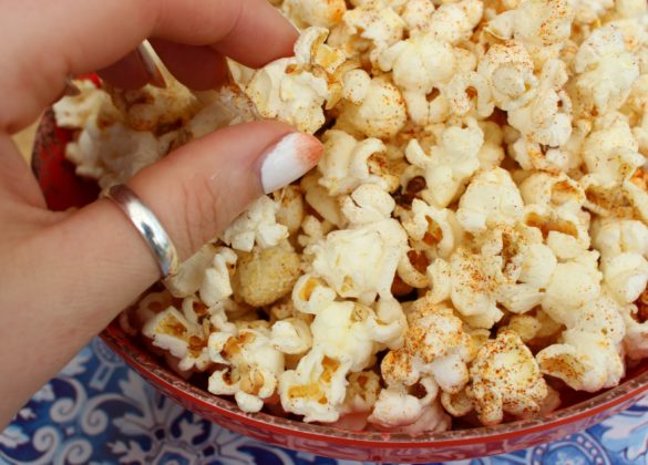 Smoky Chilli Popcorn - thewonkyspatula.com