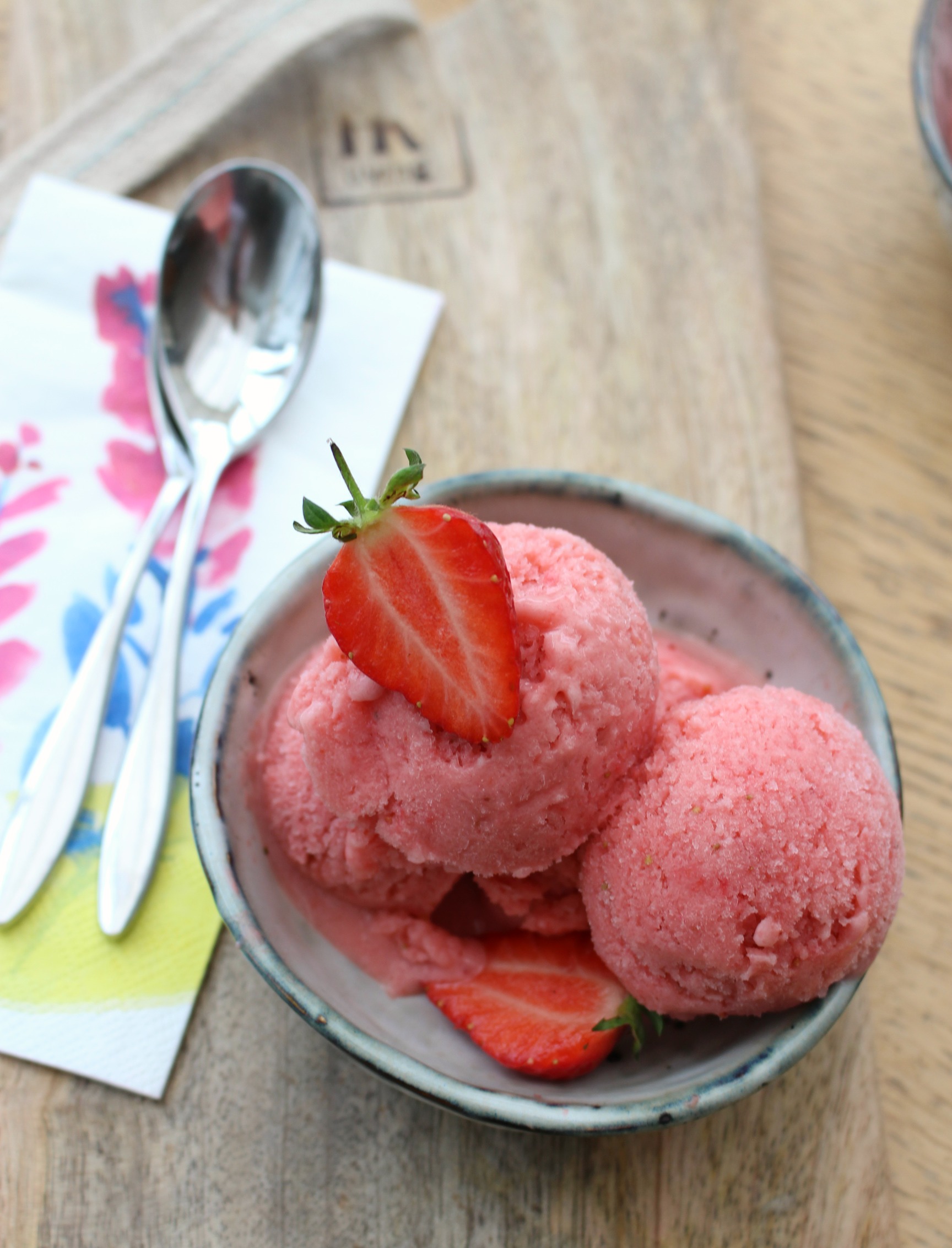 Strawberry Froyo - thewonkyspatula.com