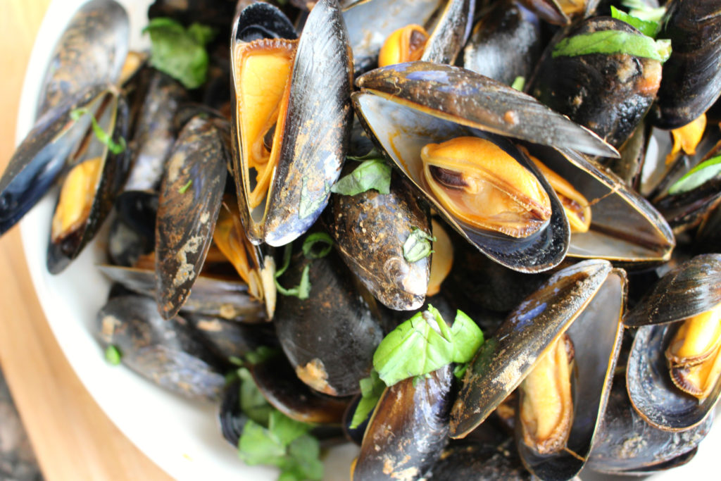 4 Minute Mussels - thewonkyspatula.com